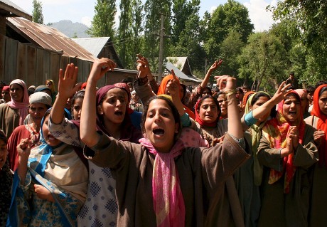 Kashmiri Muslim Villagers Shout Profreedom Promilitant Editorial Stock ...