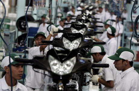 Indonesian Workers Assemble Motorcycles Honda Motor Editorial Stock ...