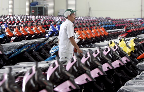 Indonesian Worker Inspects Motorcycles Honda Motor Editorial Stock ...