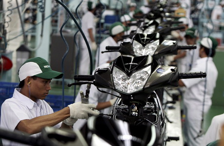 Indonesian Workers Assemble Motorcycles Honda Motor Editorial Stock ...