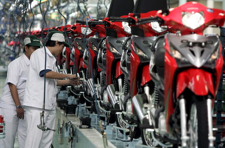 Indonesian Workers Assemble Motorcycles Honda Motor Editorial Stock ...