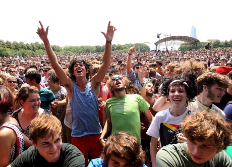 Music Fans Cheer Lollapalooza Music Festival Editorial Stock Photo ...