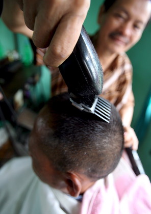 Indonesian Barber Uses Electric Razor He Editorial Stock Photo - Stock ...