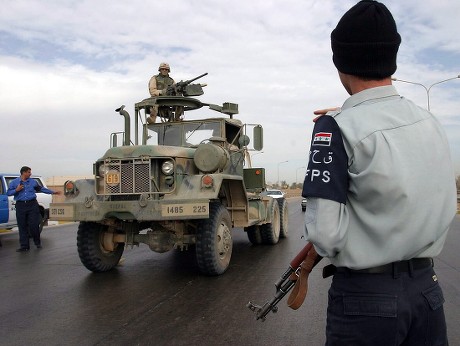 Iraqi Policeman Gurads Street Checkpoint Us Editorial Stock Photo ...