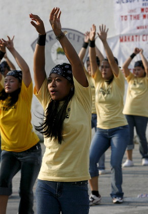 Filipino Female Inmates Squat Before Exercisedance Editorial Stock ...