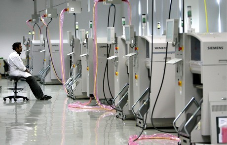 Siemens Staff Monitors Abnormalities Electronics Components Editorial ...
