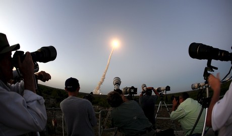 Media Photographers Photograph Space Shuttle Discovery Editorial Stock ...