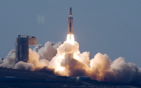 Usa Titan Iv Rocket Launch - Oct 2005 Stock Pictures, Editorial Images ...