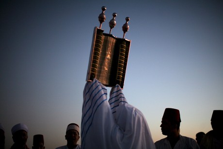 Elder Samaritan Lifts Torah Scroll Presents Editorial Stock Photo ...