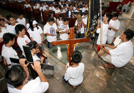 Filipino Catholic Devotees Pray Inside Church Editorial Stock Photo ...