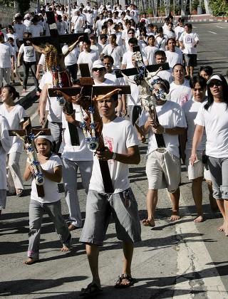 Filipino Catholic Devotees Carry Crosses Procession Editorial Stock ...