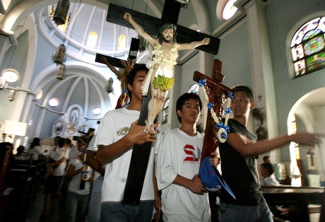 Filipino Catholic Devotees Carry Crosses Procession Editorial Stock ...