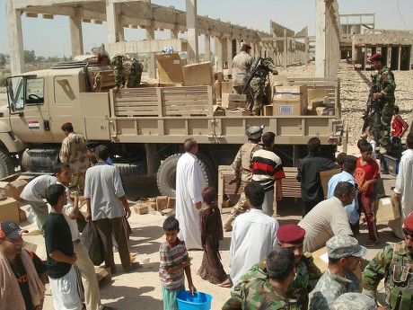 Iraqi Soldiers Distribute Humanitarian Aid Displaced Editorial Stock ...