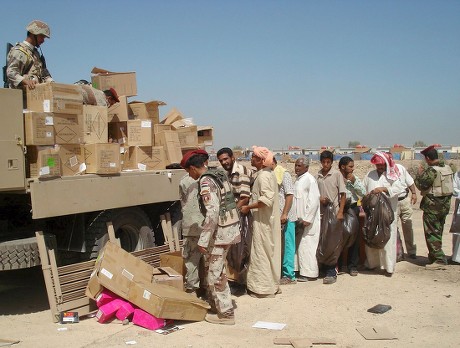 Iraqi Soldiers Distribute Humanitarian Aid Displaced Editorial Stock ...
