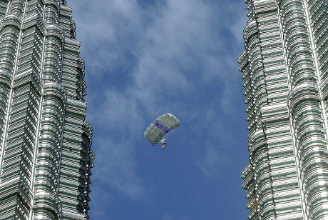 Unidentified Skydiver Floats Between Petronas Twin Editorial Stock ...