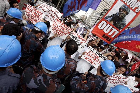 Filipino Riot Police Block Protesters Marching Editorial Stock Photo ...
