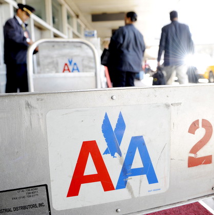 View Luggage Cart American Airlines Curbside Editorial Stock Photo ...
