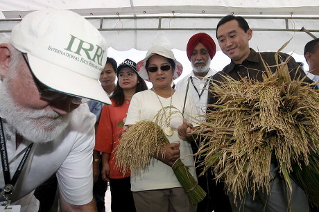 Philippine President Gloria Macapagalarroyo C Holds Editorial Stock ...