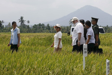 Philippine President Gloria Macapagalarroyo C Walks Editorial Stock ...