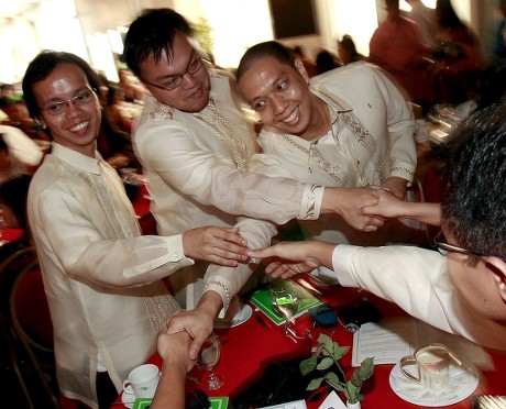 Filipino Physicians Shake Hands During Oathtaking - Foto de stock de ...