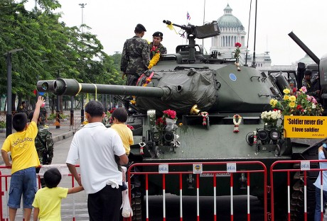 Sunday Crowds Flock Row Tanks Lining Editorial Stock Photo - Stock ...
