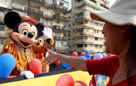 Disney Characters Mickey Mouse Waves Crowd Editorial Stock Photo ...