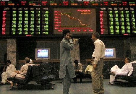 Pakistani Stockbrokers Monitor Shares Prices Karachi Editorial Stock ...