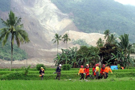 Filipino Rescue Team Members Carry Body Editorial Stock Photo - Stock ...