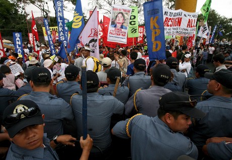 Philippine Police Block Protesters Edsa Shrine Editorial Stock Photo ...