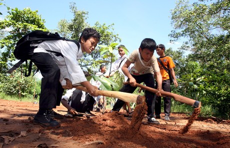 Indonesian Students Plant Trees Jakarta Indonesia Editorial Stock Photo ...
