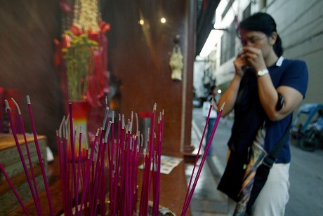 Filipinochinese Woman Prays While Holding Sandalwood Editorial Stock ...