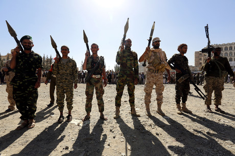 Houthi Fighters Carry Rpg7 Rocketpropelled Grenade Editorial Stock ...