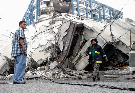 Filipino Bystanders Look Distance Rubble Eightstorey Editorial Stock ...