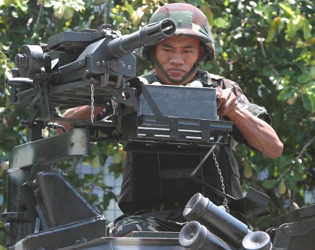 Filipino Soldier Loads Ammunition Machine Gun Redaktionelles Stockfoto ...