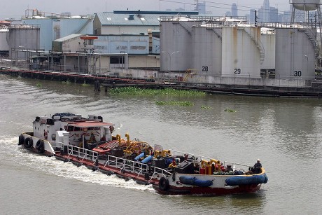 Mini Tanker Boat Passes Pandacan Oil Editorial Stock Photo - Stock ...