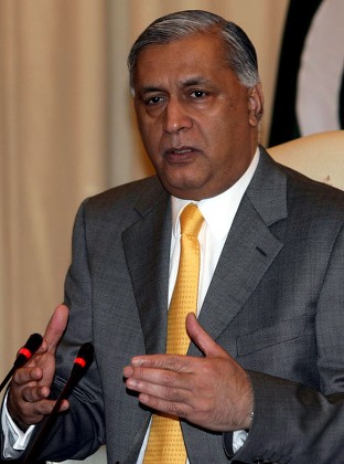 Pakistans Prime Minister Shaukat Aziz Talks Editorial Stock Photo ...