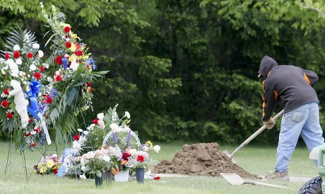 Employee Glen Rest Cemetery Covers Grave Editorial Stock Photo - Stock ...