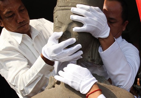 Cambodian Officials Connect Head Harihara Statue Editorial Stock Photo ...