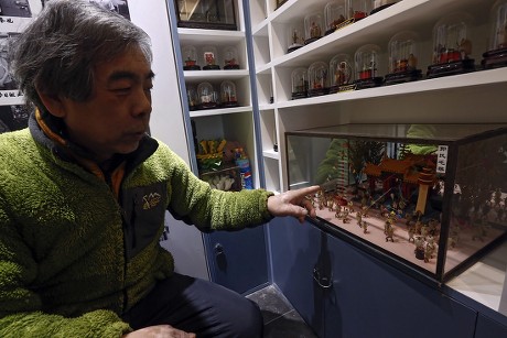 Chinese Miniature Sculpture Craftsman Guo Futian Editorial Stock Photo ...