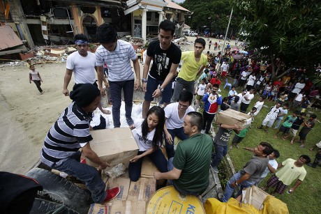 Filipino Volunteers Unload Relief Goods Truck Editorial Stock Photo ...