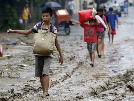 Filipino Flood Victims Maneuver Along Street Editorial Stock Photo ...