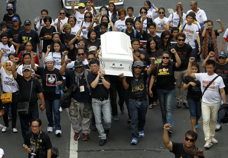 Filipino Journalists Carry Coffin Reporter Rubylita Editorial Stock ...