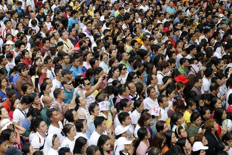 Filipinos Hear Mass Where Pope Francis Editorial Stock Photo - Stock ...