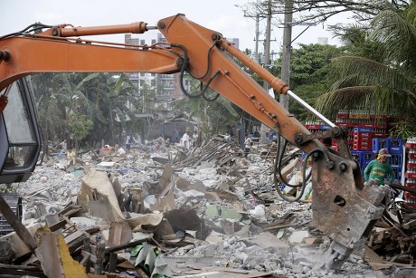 Filipinos Collect Reusable Materials Members Demolition Editorial Stock ...