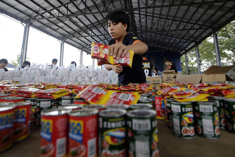 Filipino Volunteer Repacks Relief Goods Typhoon Editorial Stock Photo ...