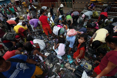 Filipino Typhoon Victims Look Reusable Material Editorial Stock Photo ...