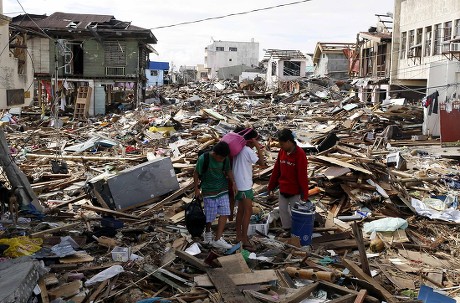 Filipino Survivors Walk Super Typhoon Haiyan Editorial Stock Photo ...