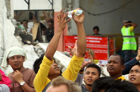 Filipino Typhoon Victims Catches Bottle Water Editorial Stock Photo ...