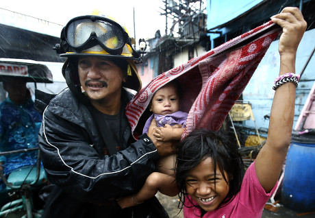 Filipino Rescuer Carries Child They Flee Editorial Stock Photo - Stock ...