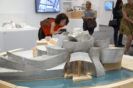 Visitors Photograph Model Guggenheim Museum Bilbao Editorial Stock ...